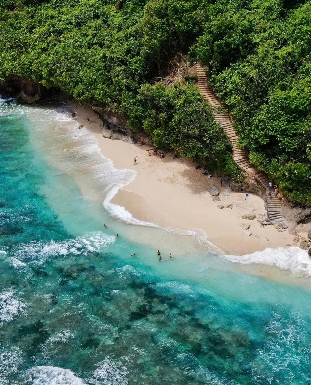 Pantai Green Bowl : Pantai Tersembunyi Dengan Efek Warna Hijau Yang ...